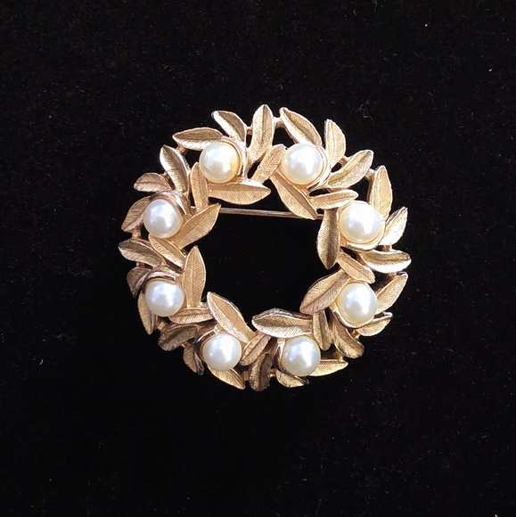 Avon | Jewelry | Vintage Avon Gold And Pearl Leaf Wreath Brooch | Poshmark
